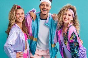 19 Fun Group Photo Ideas for Team Photos